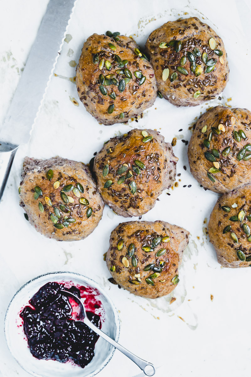 Bønneboller - grove boller bagt med bønner - Stinna
