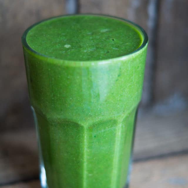 Grøn smoothie med spinat, banan, appelsin og kokosmælk