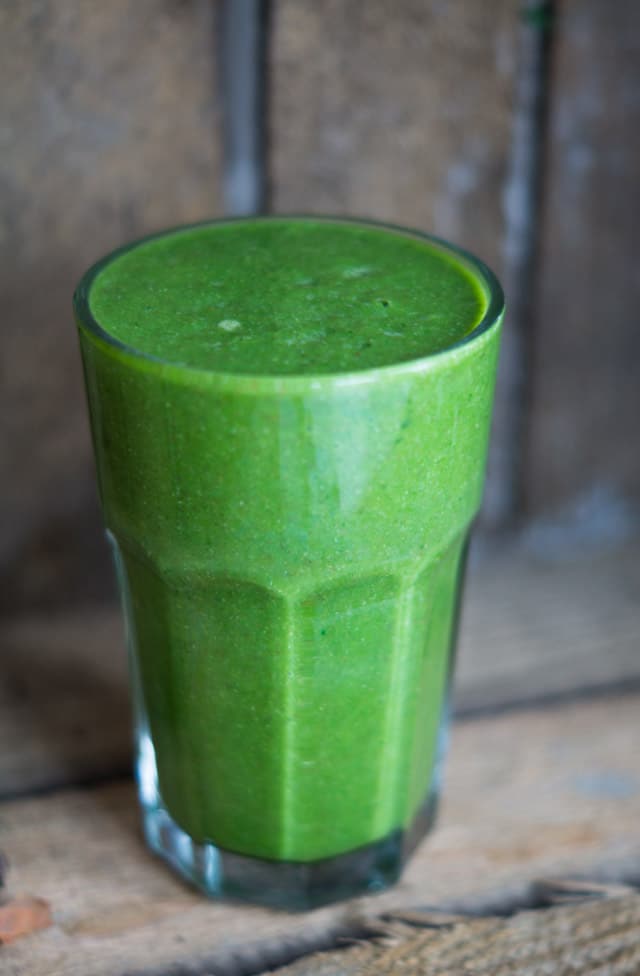 Grøn smoothie med spinat, banan, appelsin og kokosmælk