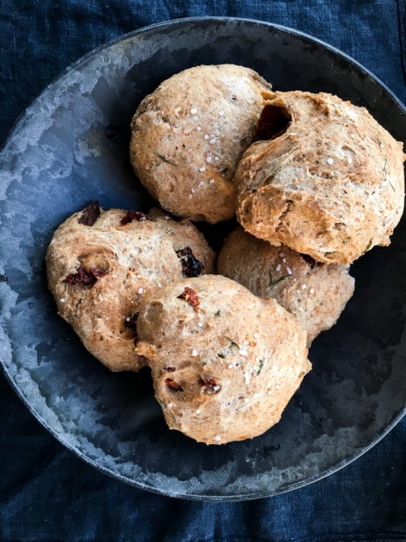 Grove boller med soltørrede tomater, rosmarin og hvidløg - Stinna
