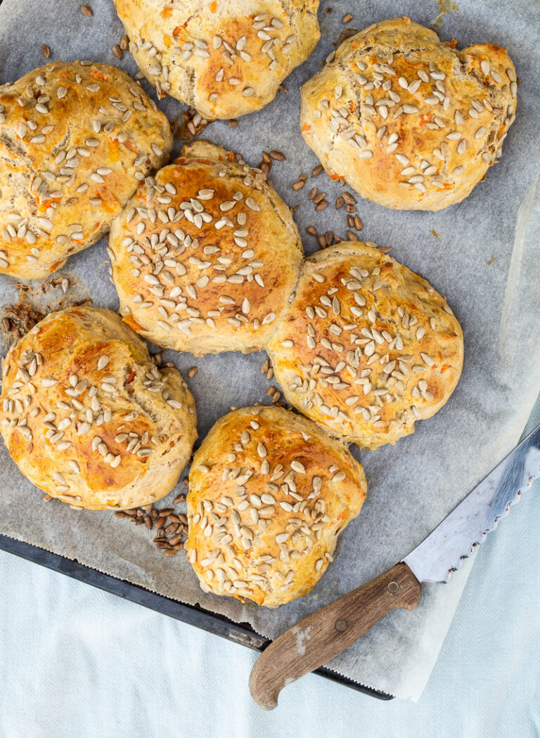 Grove gulerodsboller - opskrift på lækre boller med gulerod - Stinna