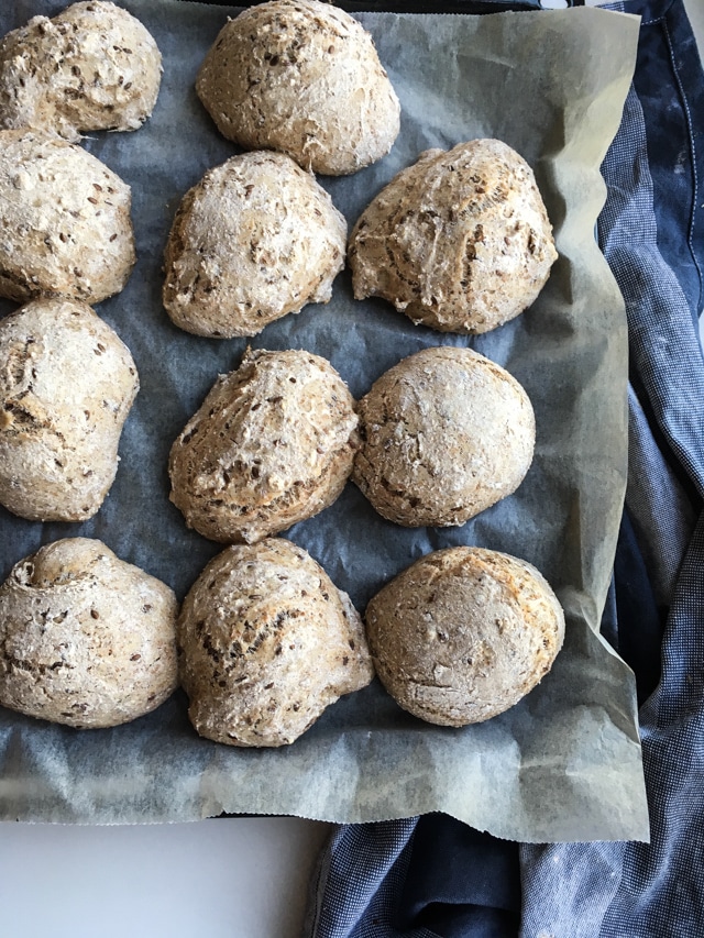 Koldhævede boller med ølandshvedemel - Stinna