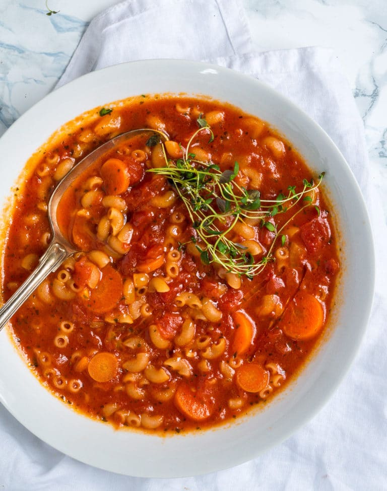 Vegetarisk minestronesuppe - krydret italiensk grøntsagssuppe med nudler