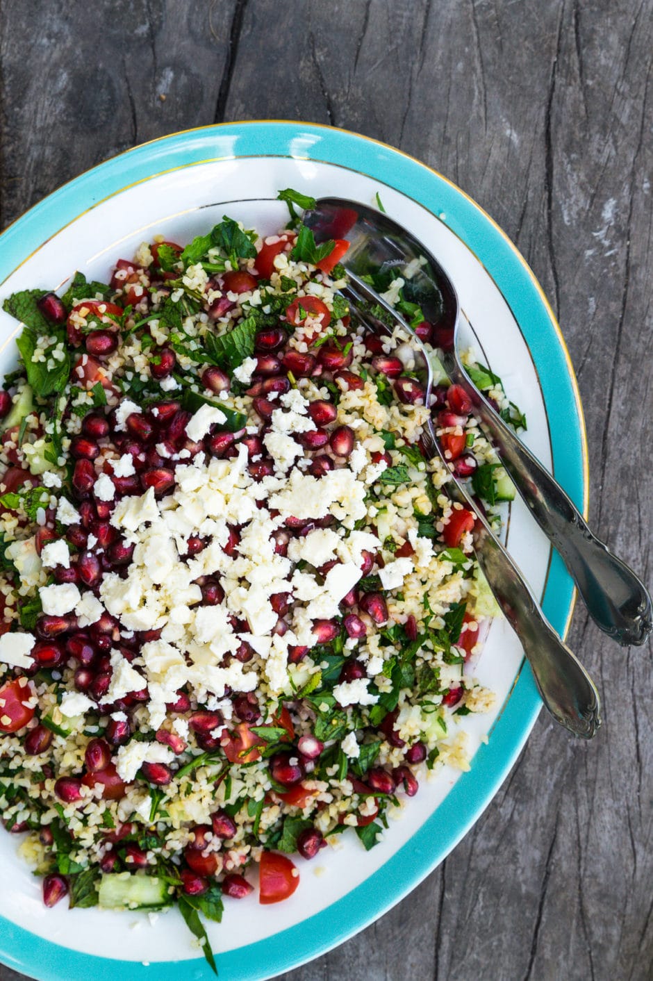 Sommersalat med bulgur, granatæble, feta, persille og mynte - Stinna