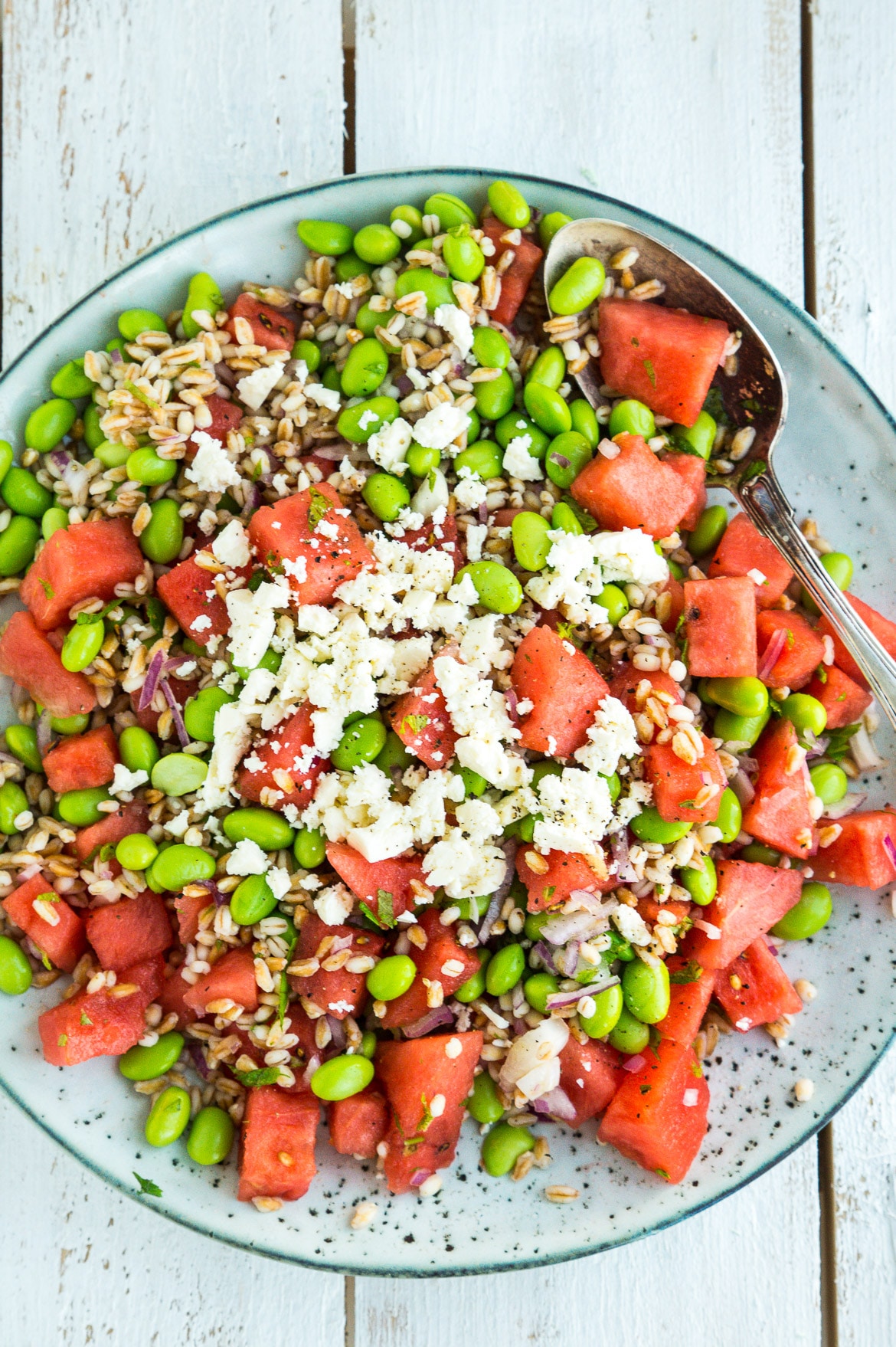 Sommersalat med vandmelon, feta, edamamebønner, perlebyg og mynte