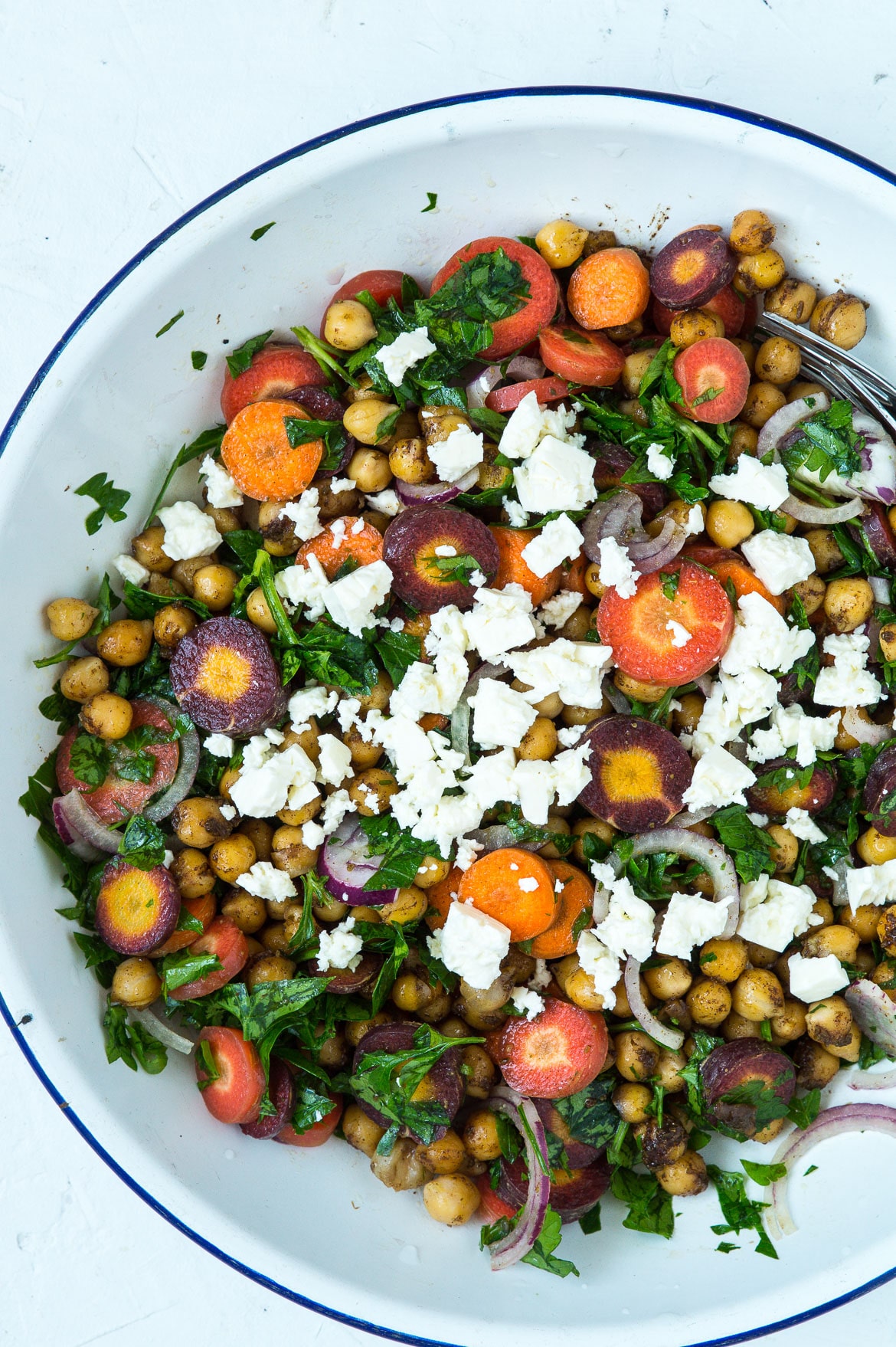 Efterårssalat med gulerødder, ristede kikærter, persille og feta - Stinna