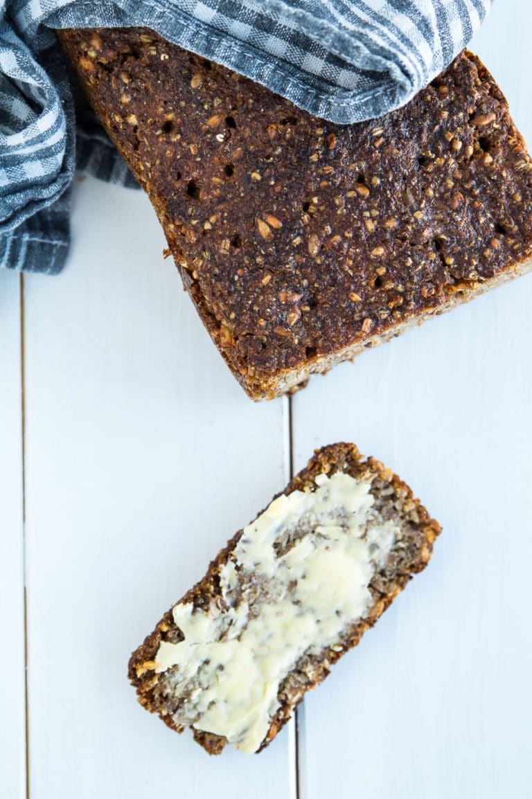 Groft rugbrød bagt med surdej - nem og god opskrift på rugbrød - Stinna