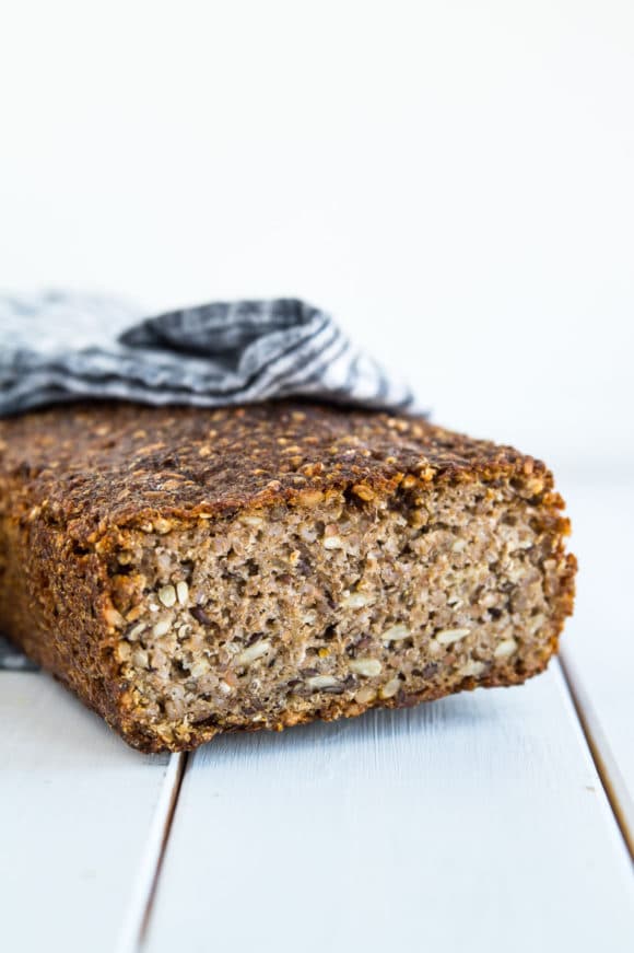 Groft rugbrød bagt med surdej - nem og god opskrift på rugbrød - Stinna