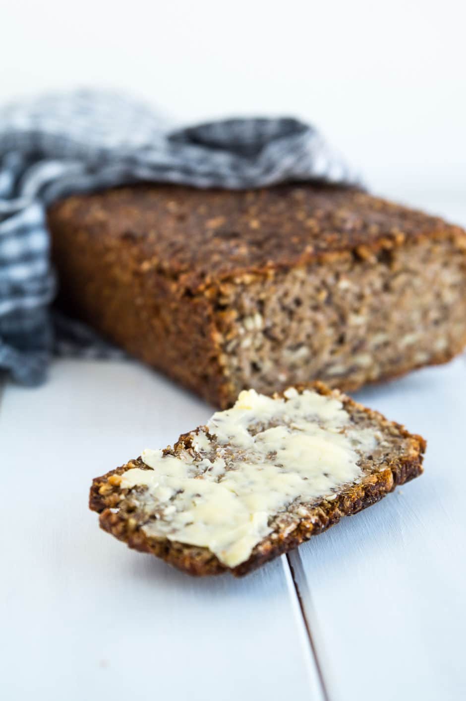 Groft rugbrød bagt med surdej - nem og god opskrift på rugbrød - Stinna