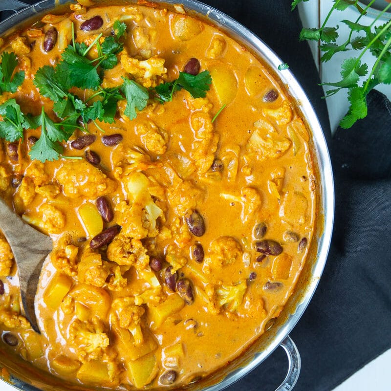 Vegetarisk korma - indisk vegetarret med blomkål og kidneybønner - Stinna