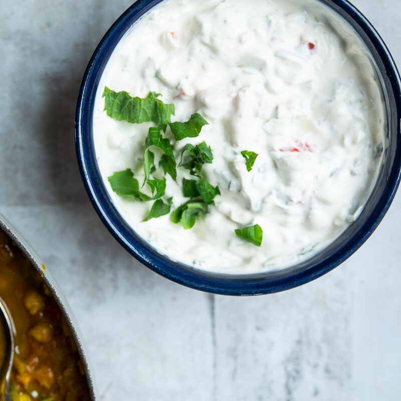 Raita- opskrift på skøn indisk dressing med agurk og tomat - Stinna
