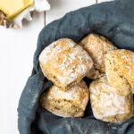 Grovboller med kerner - opskrift på lækre grovboller med kerner - Stinna