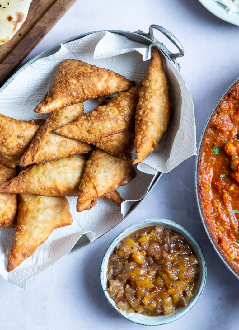 Raita- opskrift på skøn indisk dressing med agurk og tomat - Stinna