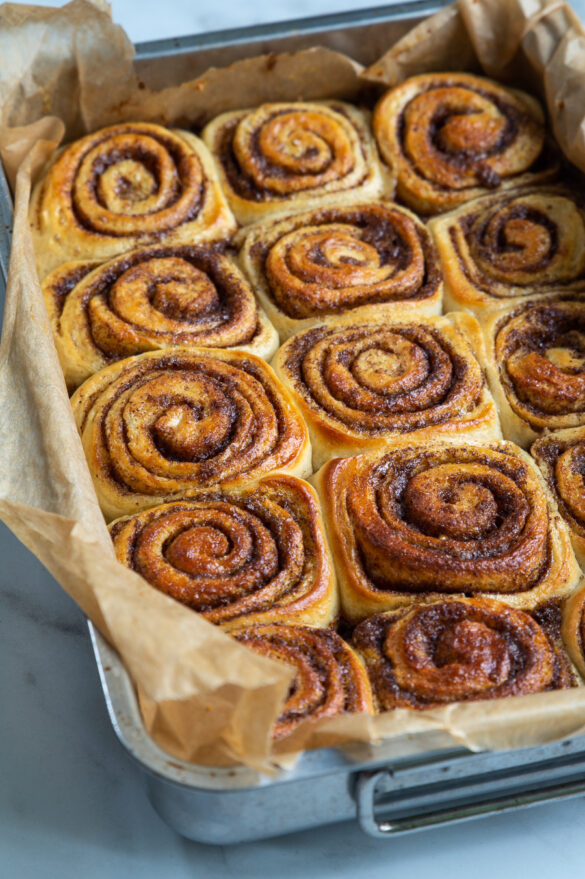 Kanelsnegle - de bedste snaskede kanelsnegle med en masse fyld - Stinna