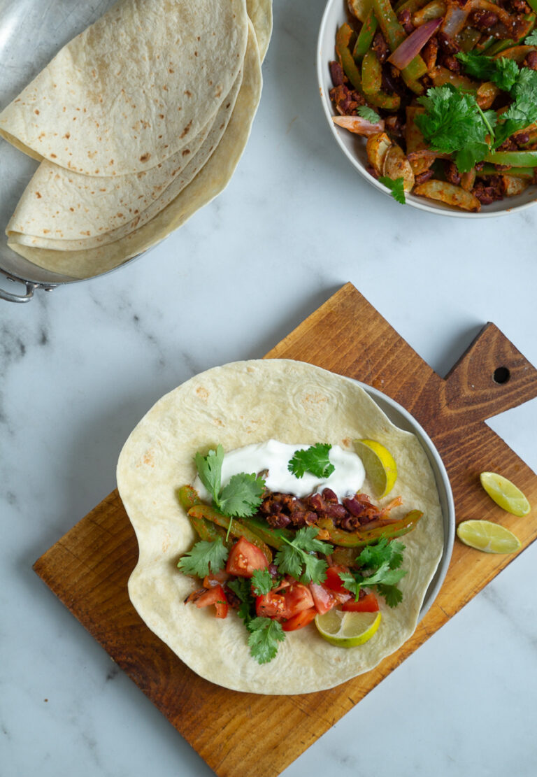 Bagt tortillas med bønnefyld og ost - vegetariske tortillas