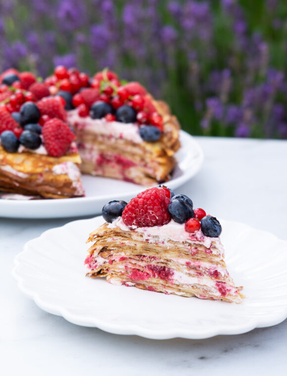 Pandekagekage- opskrift på pandekage kage med hindbær og flødeskum