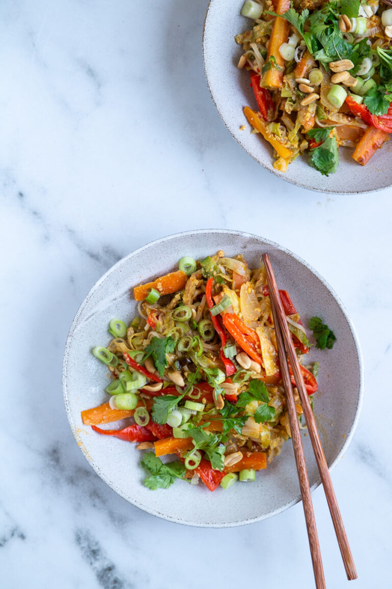Vegetarisk pad thai | opskrift på vegetarisk nudelret med grøntsager og æg