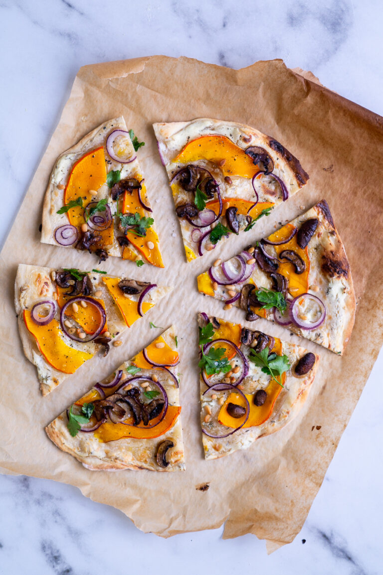 Flammkuchen med græskar og svampe | opskrift på tynd pizzabund