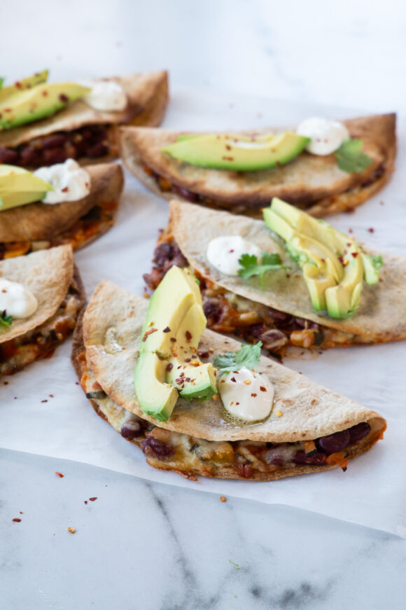 Bagt tortillas med bønnefyld og ost - vegetariske tortillas