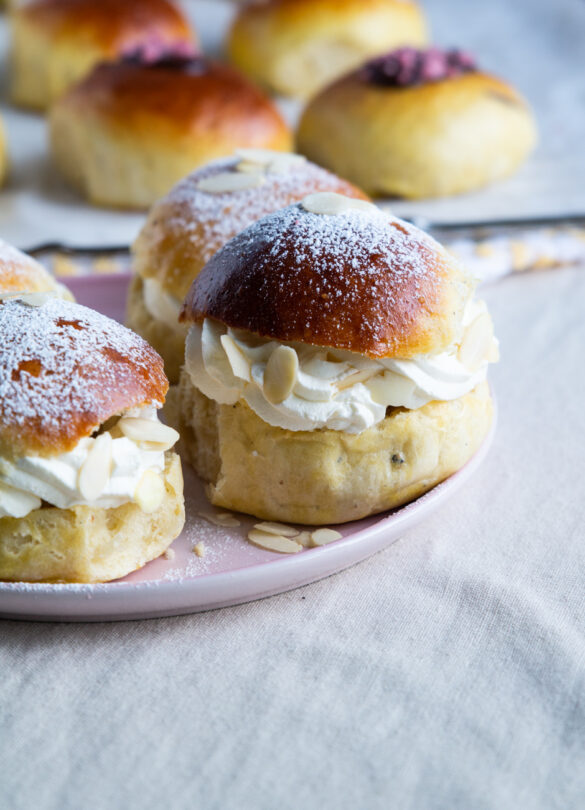 Fastelavnsboller med creme og remonce- nem og lækker opskrift - Stinna