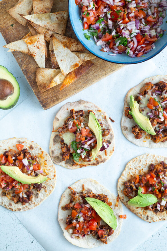Tostadas med bønner - sprøde mexicanske pandekager med vegetar fyld