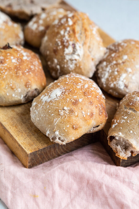 Rødbedeboller - grove boller med rødbede | opskrift på boller med rødbede