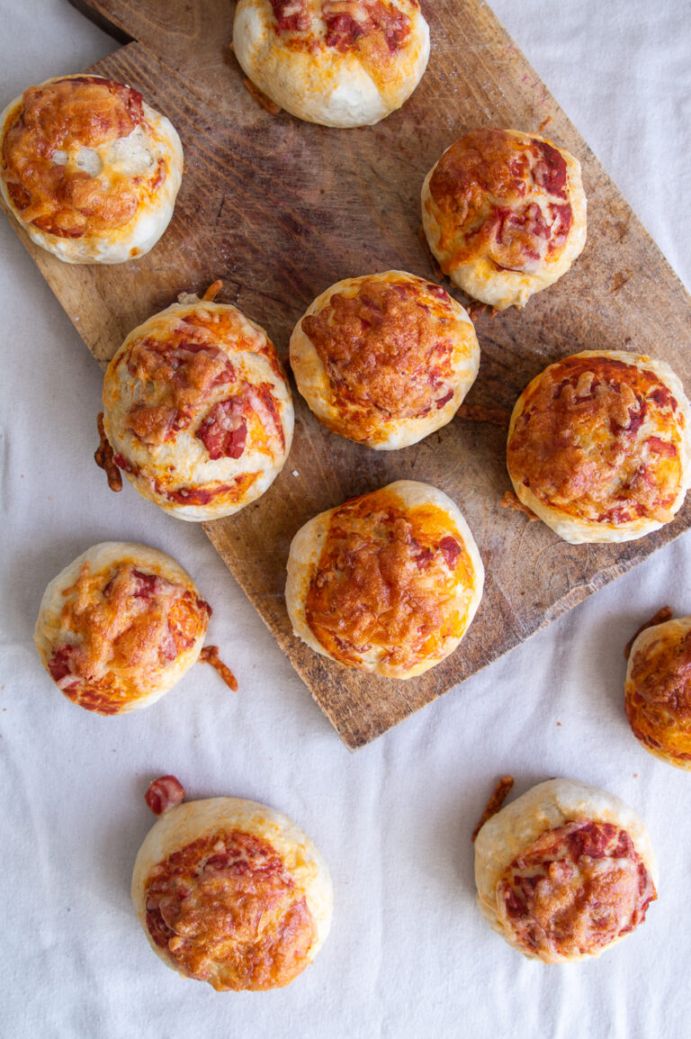 Pizzaboller | opskrift på lækre boller med pizzasauce og ost