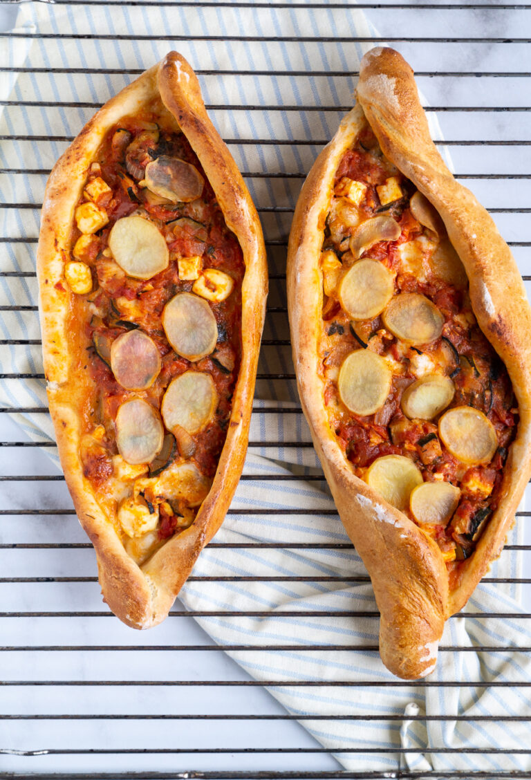 Peinirli | opskrift på græsk pizza med krydret fyld, kartofler og ost