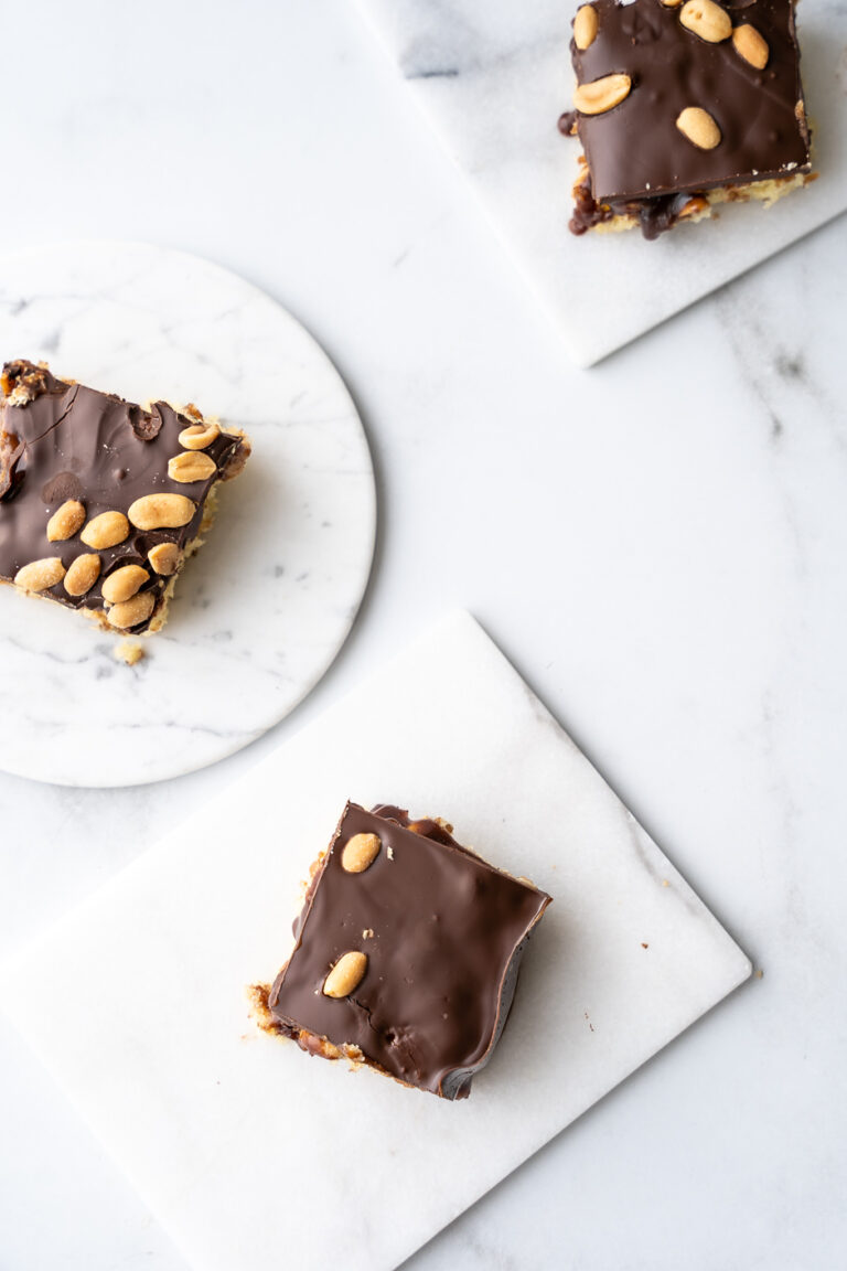 Snickerskage | opskrift på kage med peanuts og karamel