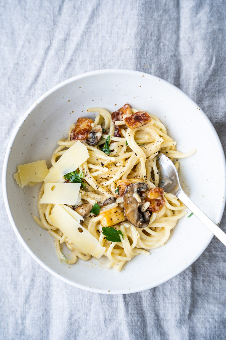 Vegetarisk carbonara I med svampe, ost og stegt halloumi