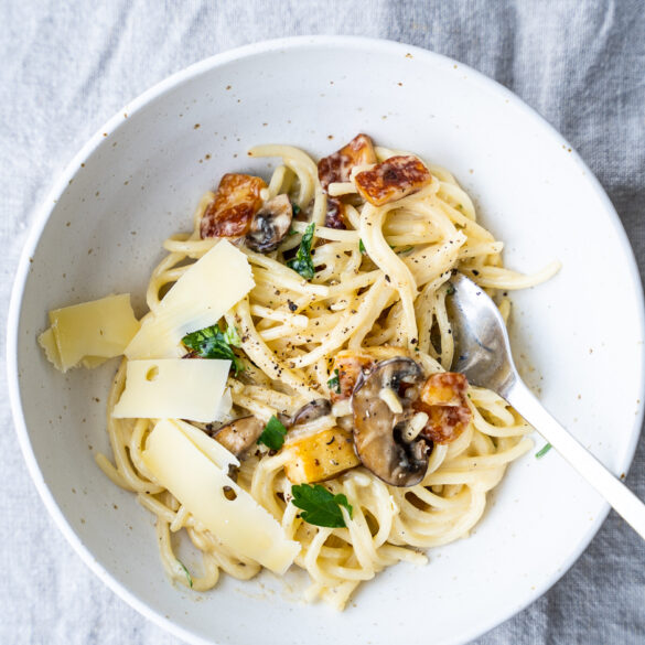 Vegetarisk carbonara I med svampe, ost og stegt halloumi