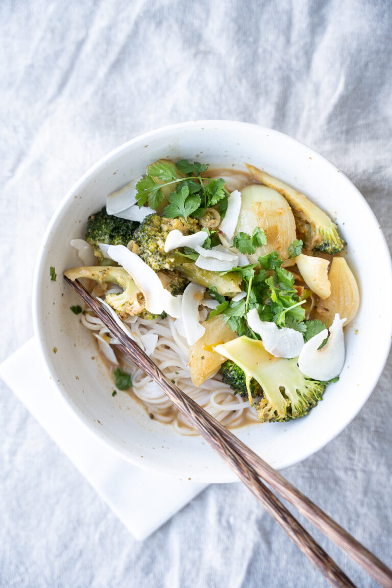 Nudler i kokossauce | opskrift på vegetarisk nudelret med kokos