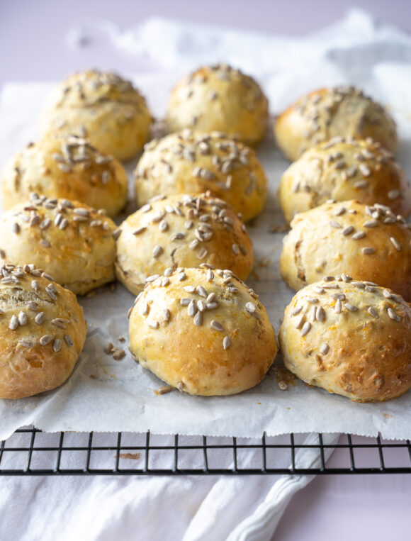 Bløde gulerodsboller - opskrift på lækre boller med gulerod